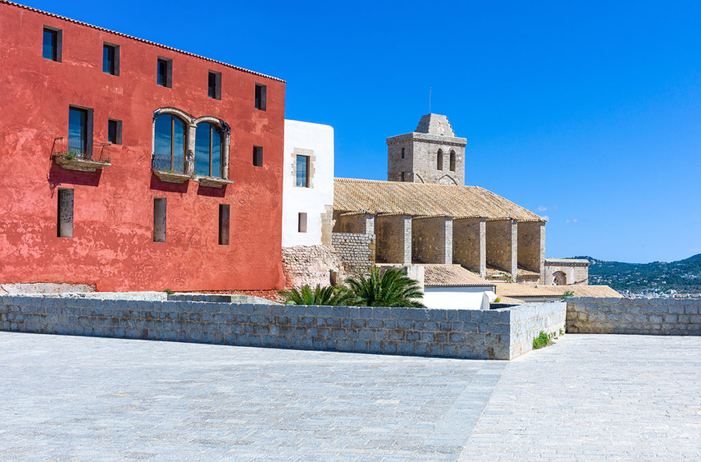 La città di Ibiza: Dalt Vila, la città vecchia e la zona della Marina.